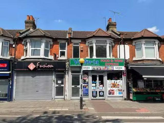 Flat to rent in Ley Street, Ilford IG1
