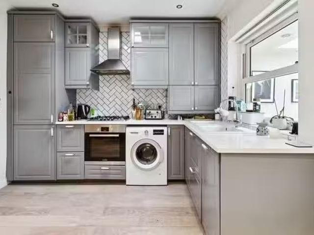 Flat to rent in Links Road, Tooting SW17