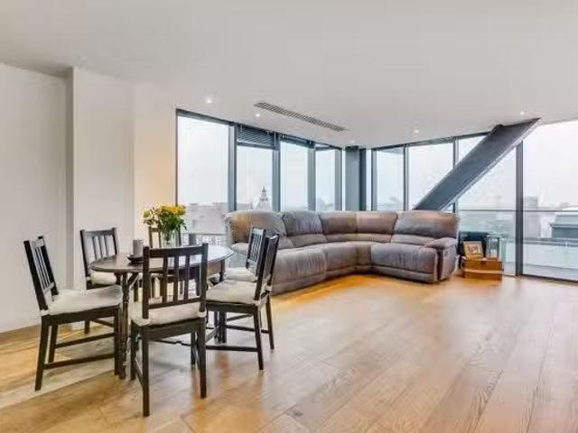Flat to rent in Lumiere Apartments, 58 St. John's Hill SW11