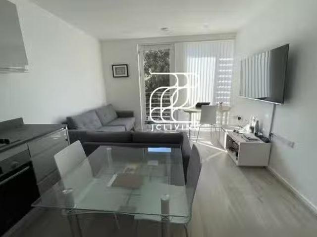 Flat to rent in Mott House E3
