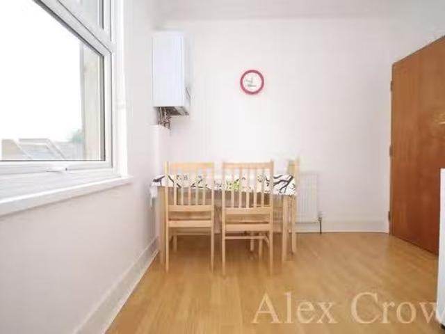 Flat to rent in Mackenzie Road, Caledonian Road N7