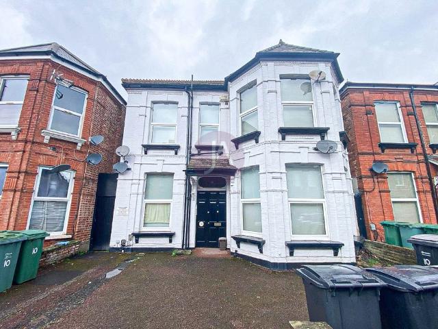 Flat to rent in Manstone Road, London, Kilburn, NW2