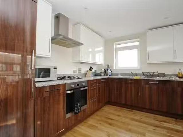 Flat to rent in Mantle Road, London SE4