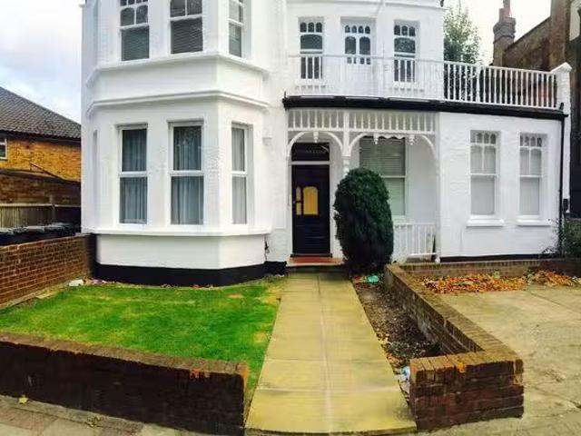 Flat to rent in Medina Lodge, North Finchley N12