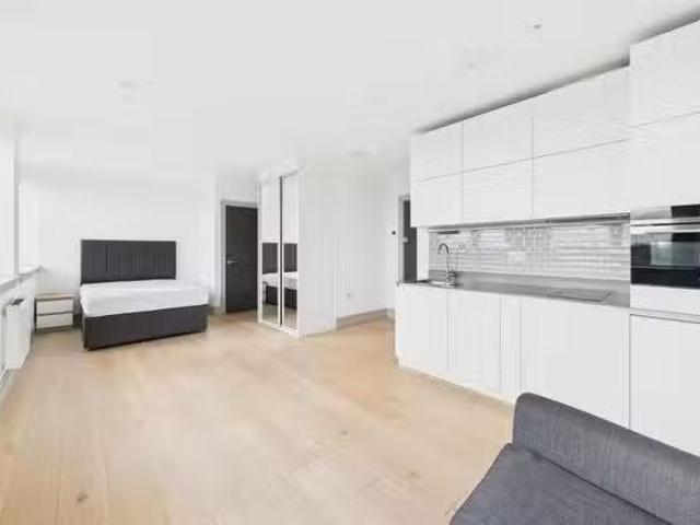 Flat to rent in Mercantile House, Uxbridge UB8