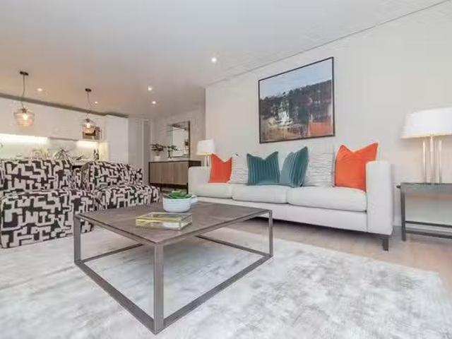Flat to rent in Merchant Square East, London W2