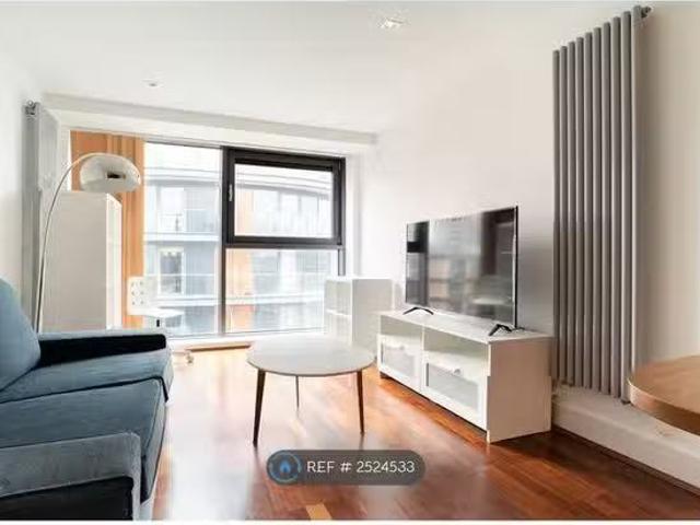 Flat to rent in Millharbour, London E14