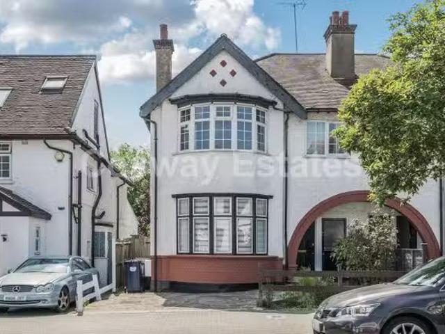 Flat to rent in Millway, Mill Hill NW7
