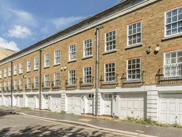 Flat to rent in National Terrace, London, SE16 Ref 229980