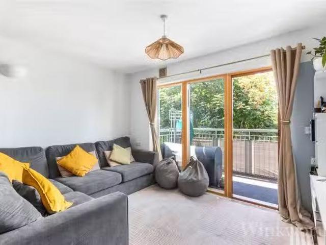 Flat to rent in New Cross Road, London SE14