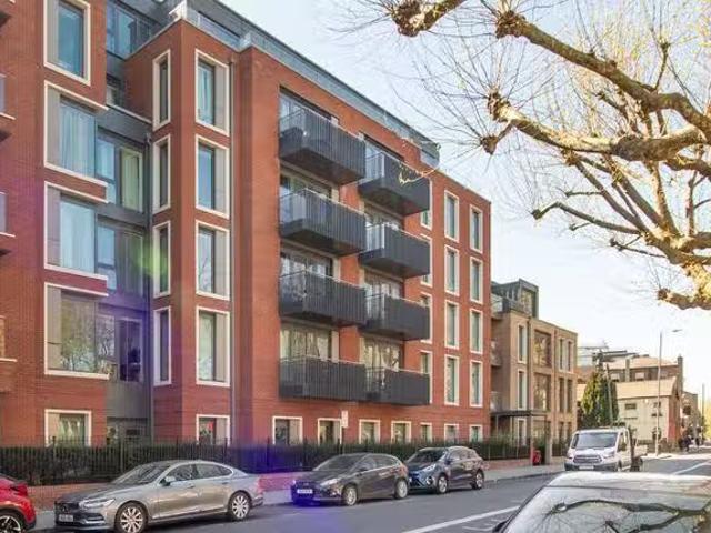 Flat to rent in Soverign Court, Hammersmith, London W6