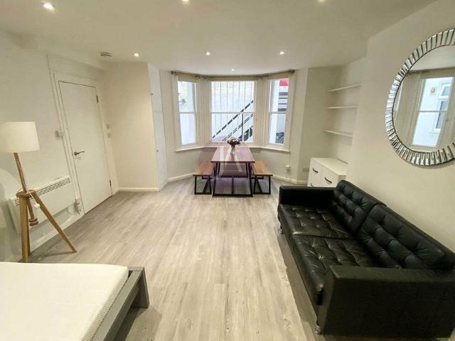 Flat to rent in Sinclair Gardens, London, Shepherds Bush, W14