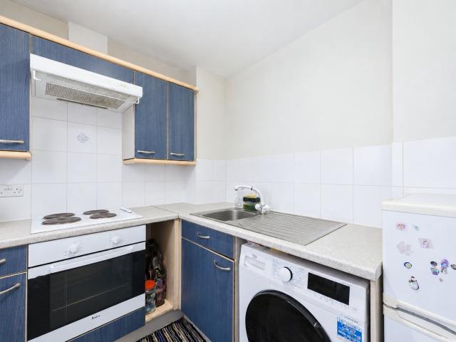 Flat to Rent in Slough Botham Drive PML250028