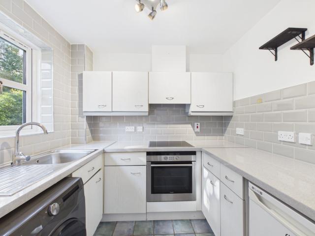 Flat to Rent in Slough Worcester Gardens PML260025