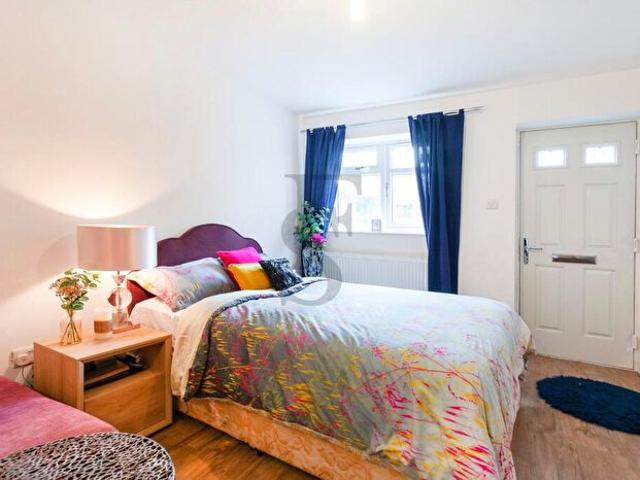Flat To Rent In Studio Apartment, Downing Drive, Leicester, LE5