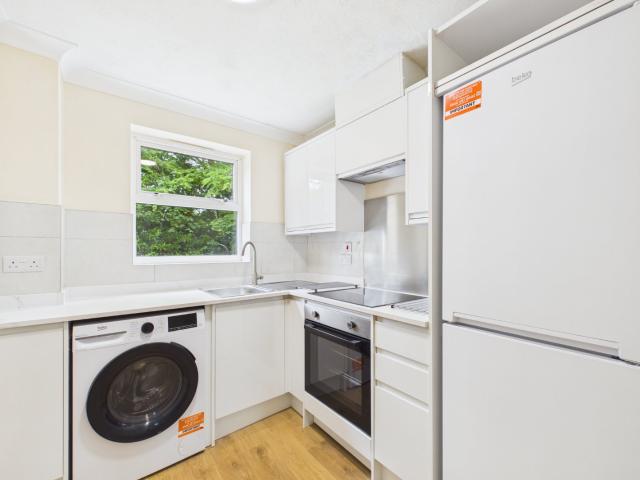 Flat to Rent in Staines Upon Thames Pullmans Place STL250071