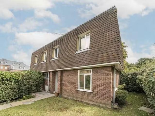 Flat to rent in Station Approach, Sunbury On Thames, TW16 Ref.