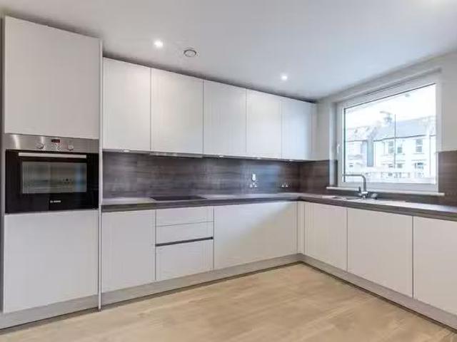 Flat to rent in Station Road, Sidcup DA15