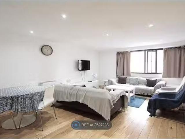 Flat to rent in Sullivan Court, London SW5
