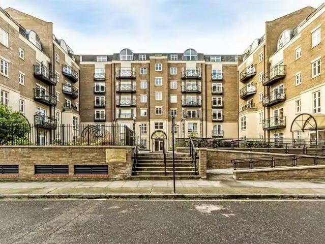 Flat to rent in Swan Street, London, SE1 Ref 230105