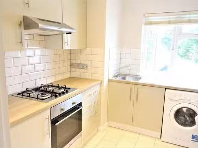 Flat to rent in Palace View, London SE12