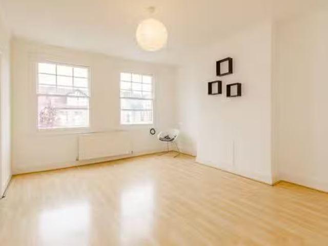 Flat to rent in Park Avenue N22, Wood Green, London