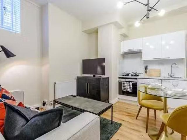 Flat to rent in Park Road, St Johns Wood NW8