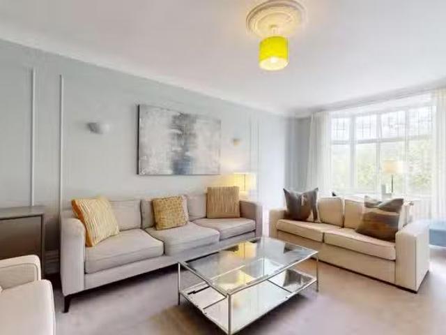 Flat to rent in Park Road, St Johns Wood NW8