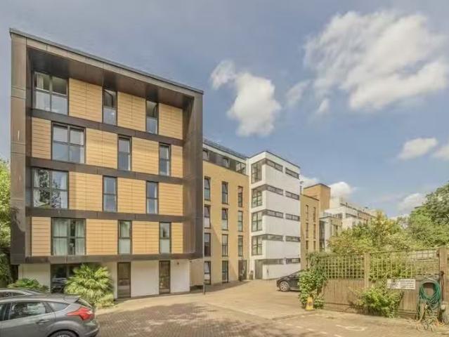 Flat to rent in Petergate, London, SW11 Ref 228005