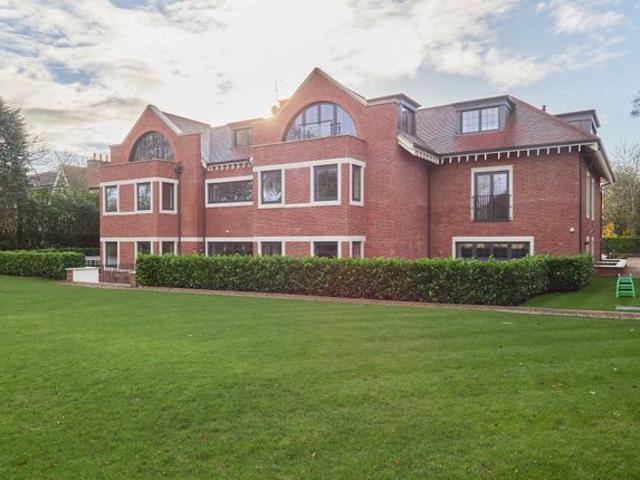 Flat to rent in Penn Road, Beaconsfield HP9