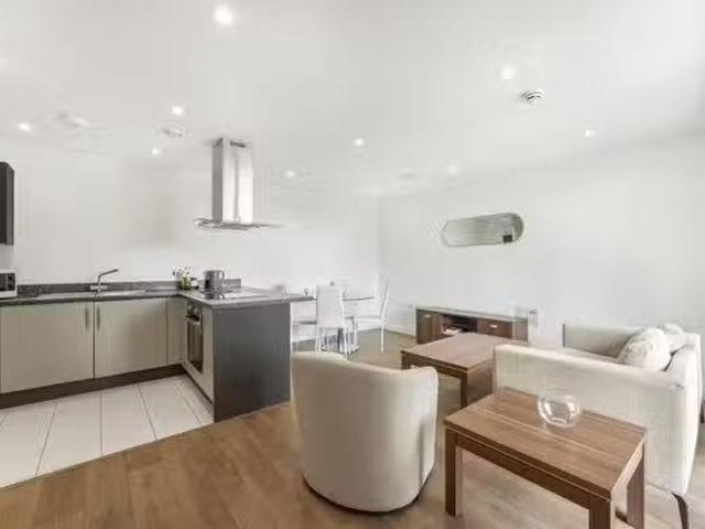 Flat to rent in Queensbury House, 17 Equinox Square E14