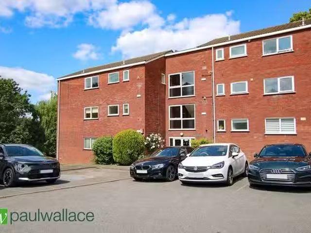 Flat to rent in Roundhedge Way, Enfield EN2