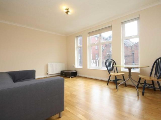 Flat to rent in Roehampton High Street, London, SW15 Ref 2261.