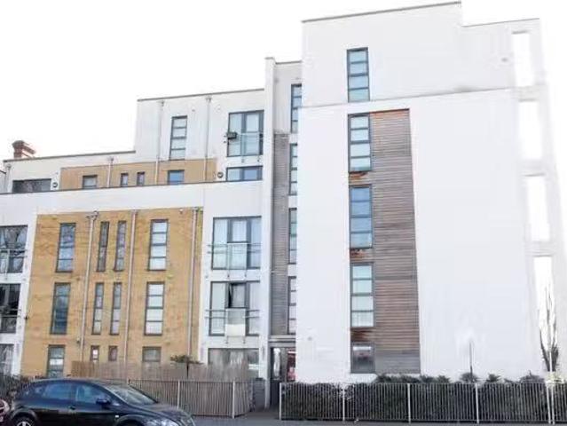 Flat to rent in Romford Road, London E15