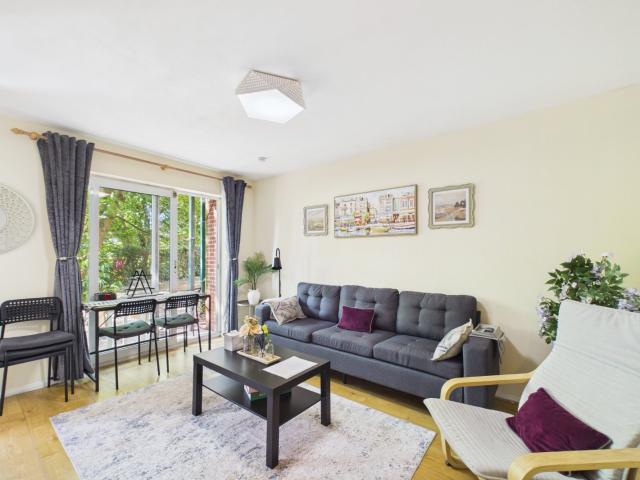 Flat to Rent in Reading Admirals Court PRL240169