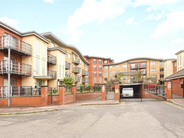 Flat to Rent in Reading Quadrant Court PRL220129