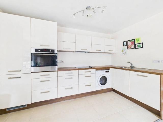 Flat to Rent in Wokingham Ashville Way WOL250006