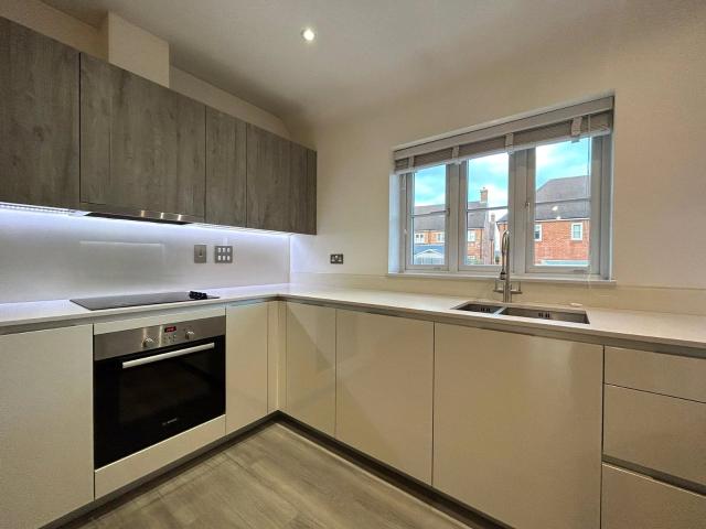 Flat to Rent in Warfield Meadowsweet Lane BRL230154