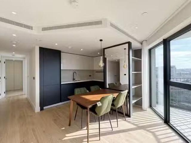 Flat to rent in Westmont Apartments, Fountain Park Way W12