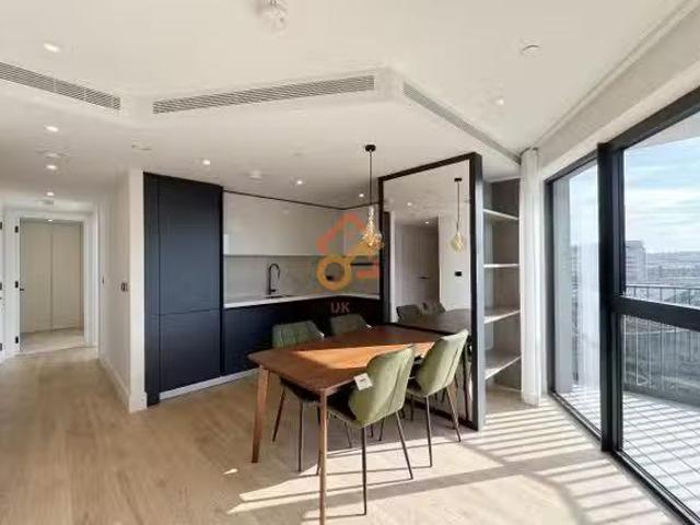 Flat to rent in Westmont Apartments, Fountain Park Way, London.
