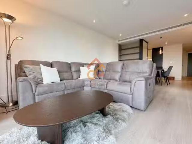 Flat to rent in Westmont Apartments, Fountain Park Way, London.