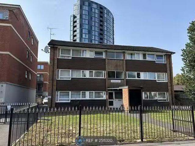 Flat to rent in Westburn Court, Croydon CR0