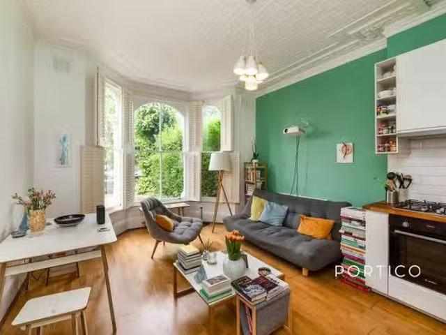 Flat to rent in Windsor Road E7