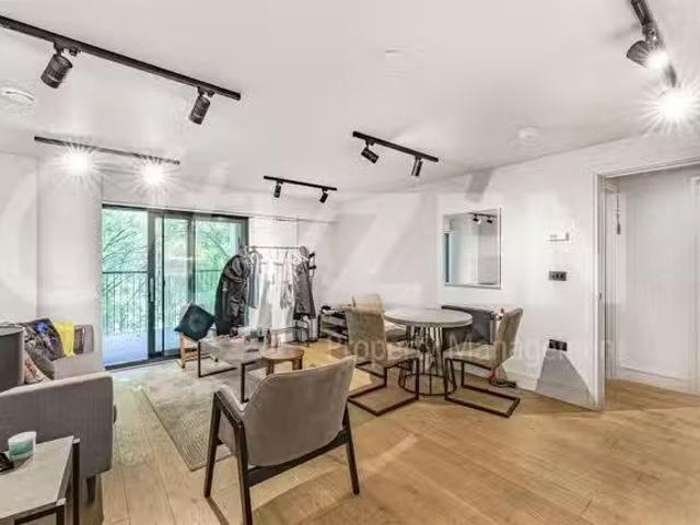 Flat to rent in Tower Bridge Road, London SE1