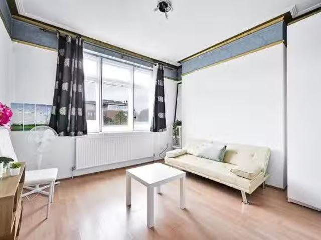Flat to rent in Talgarth Road, Barons Court, London W14