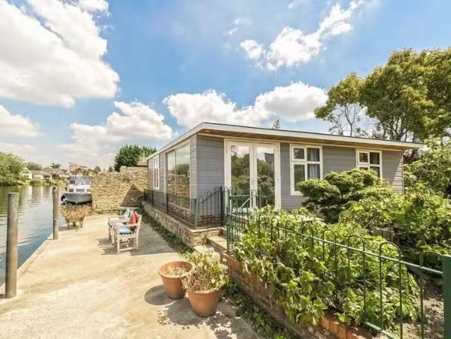 Flat to rent in Temple Gardens, Staines Upon Thames, TW18 Ref.