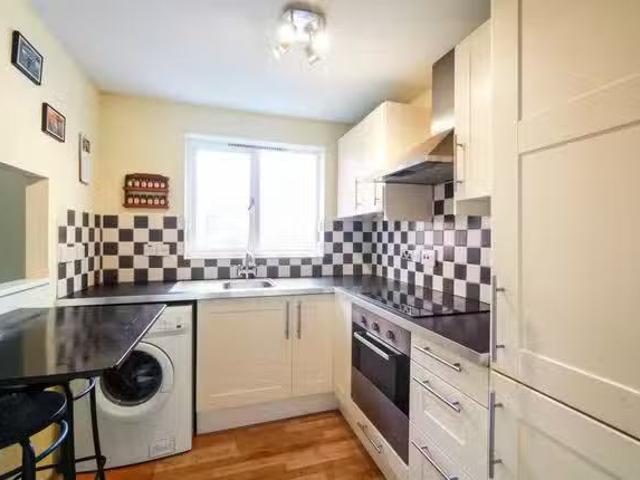 Flat to rent in Turnpike Lane, Sutton SM1