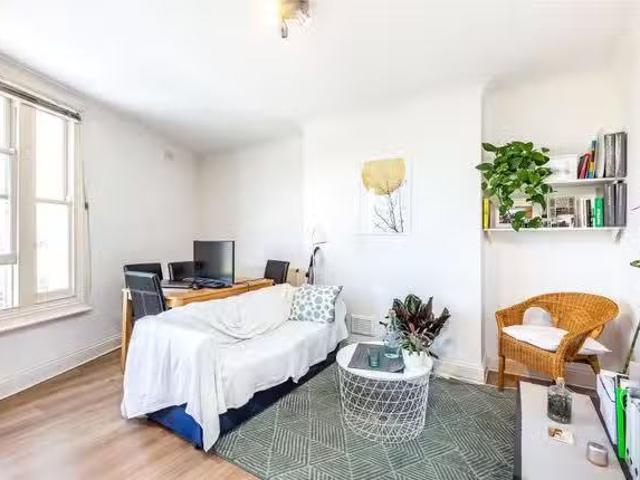 Flat to rent in Voltaire Road, London SW4