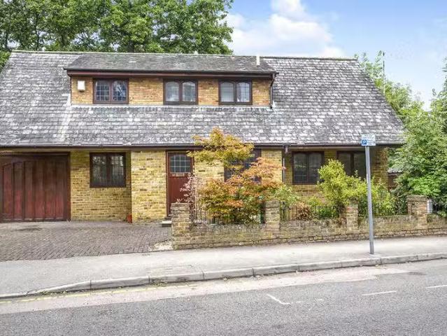 Flat to rent, Oak Hill Crescent, Surbiton, KT6 £1,100 pcm