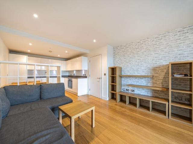 Flat to rent Love Lane, Woolwich, SE18
